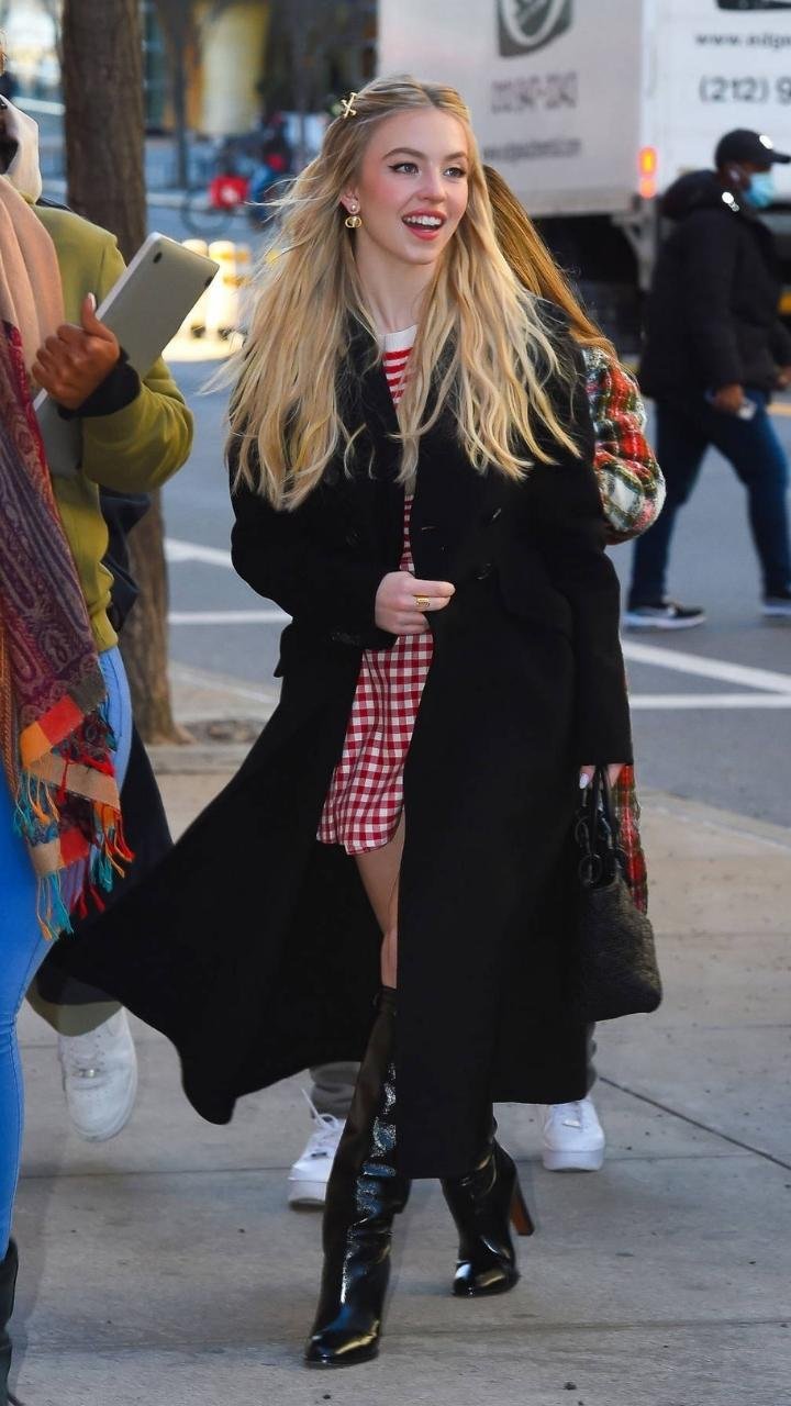Sydney Sweeney's stunning diamond ring has sparked engagement rumours Sydney Sweeney's stunning diamond ring has sparked engagement rumours